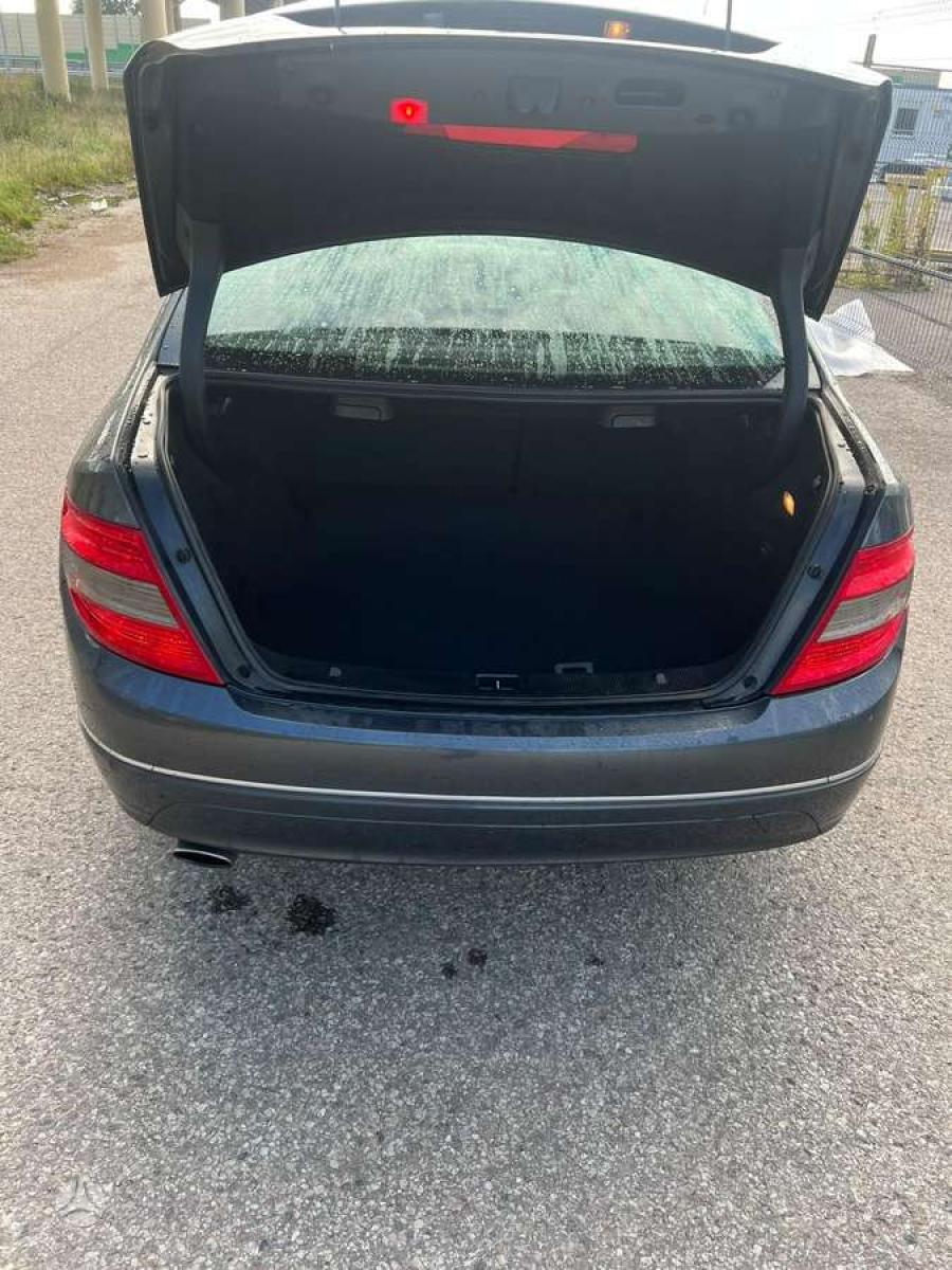 Pelēks Mercedes-Benz c-220 2007 Marijampole, ar dzinēja tilpumu 2.15 L un nobraukumu 330 tūkst. km par 2450 €, foto 10 vietnē AUTOMOTO.COM.LV