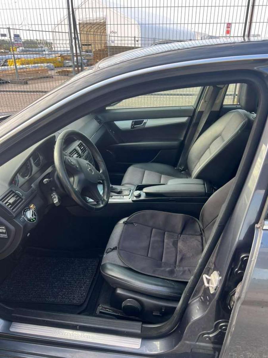 Pelēks Mercedes-Benz c-220 2007 Marijampole, ar dzinēja tilpumu 2.15 L un nobraukumu 330 tūkst. km par 2450 €, foto 11 vietnē AUTOMOTO.COM.LV