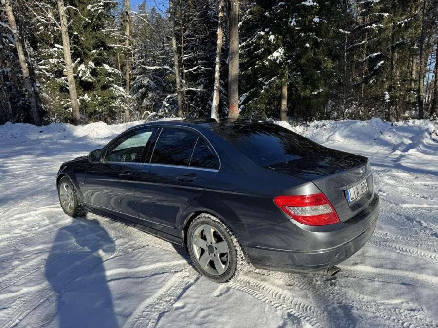 Grey Mercedes-Benz c-220 2008 in Vilnius, with an engine capacity of 2.20 L and mileage of 280 thousand km for 4199 €, photo 4 on AUTOMOTO.COM.LV