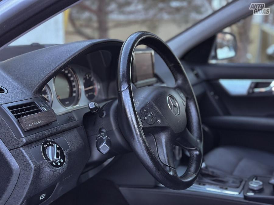 Pelēks Mercedes-Benz c-220 2008 Kauņa, ar dzinēja tilpumu 2.20 L un nobraukumu 389 tūkst. km par 5150 €, foto 24 vietnē AUTOMOTO.COM.LV