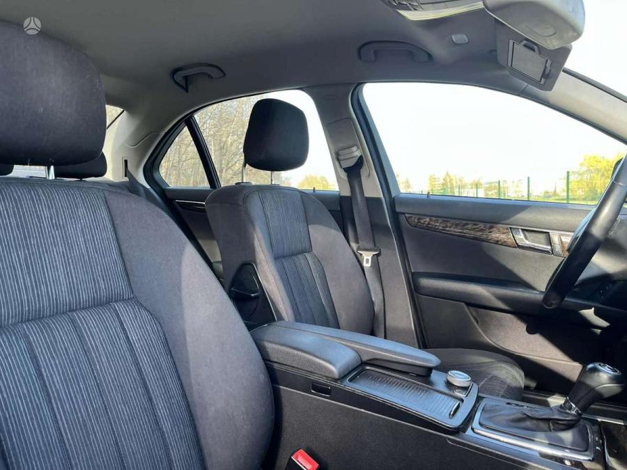 Pelēks Mercedes-Benz c-220 2008 Kaišiadorys, ar dzinēja tilpumu 2.15 L un nobraukumu 357 tūkst. km par 4999 €, foto 9 vietnē AUTOMOTO.COM.LV