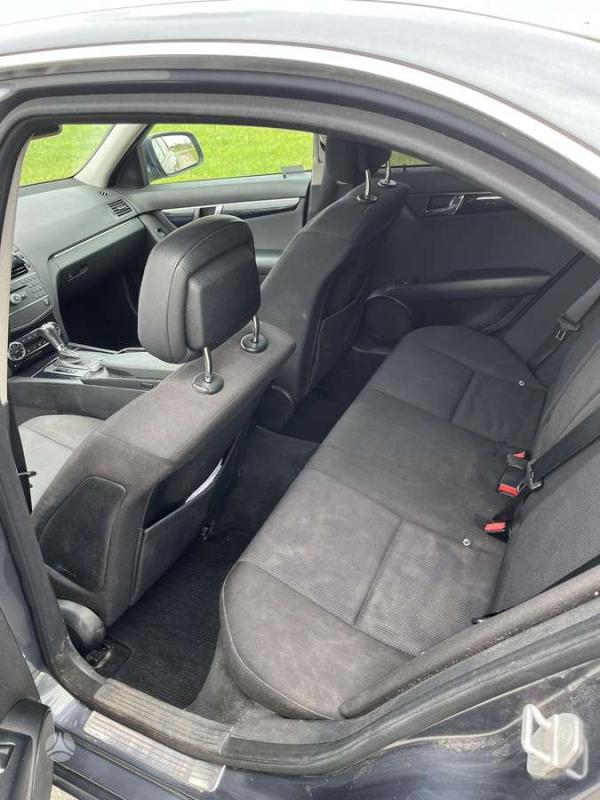 Pelēks Mercedes-Benz c-220 2008 Kauņa, ar dzinēja tilpumu 2.15 L un nobraukumu 395 tūkst. km par 1950 €, foto 8 vietnē AUTOMOTO.COM.LV