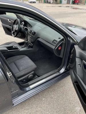 Pelēks Mercedes-Benz c-220 2008 Kauņa, ar dzinēja tilpumu 2.15 L un nobraukumu 395 tūkst. km par 1950 €, foto 13 vietnē AUTOMOTO.COM.LV