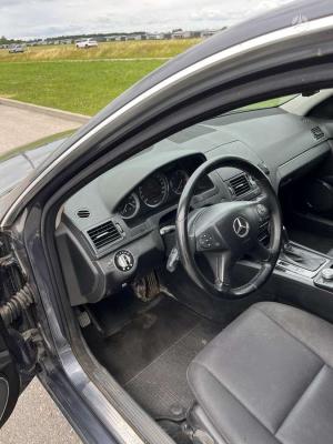 Pelēks Mercedes-Benz c-220 2008 Kauņa, ar dzinēja tilpumu 2.15 L un nobraukumu 395 tūkst. km par 1950 €, foto 15 vietnē AUTOMOTO.COM.LV