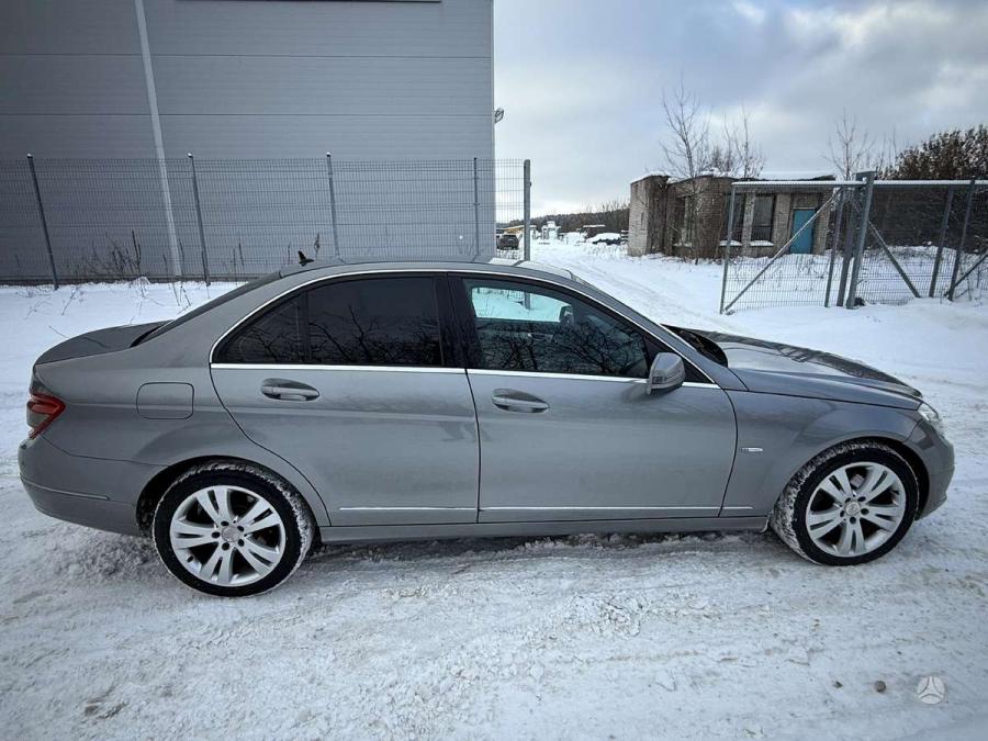 Grey Mercedes-Benz c-220 2009 in Vilnius, with an engine capacity of 2.15 L and mileage of 248 thousand km for 4200 €, photo 4 on AUTOMOTO.COM.LV