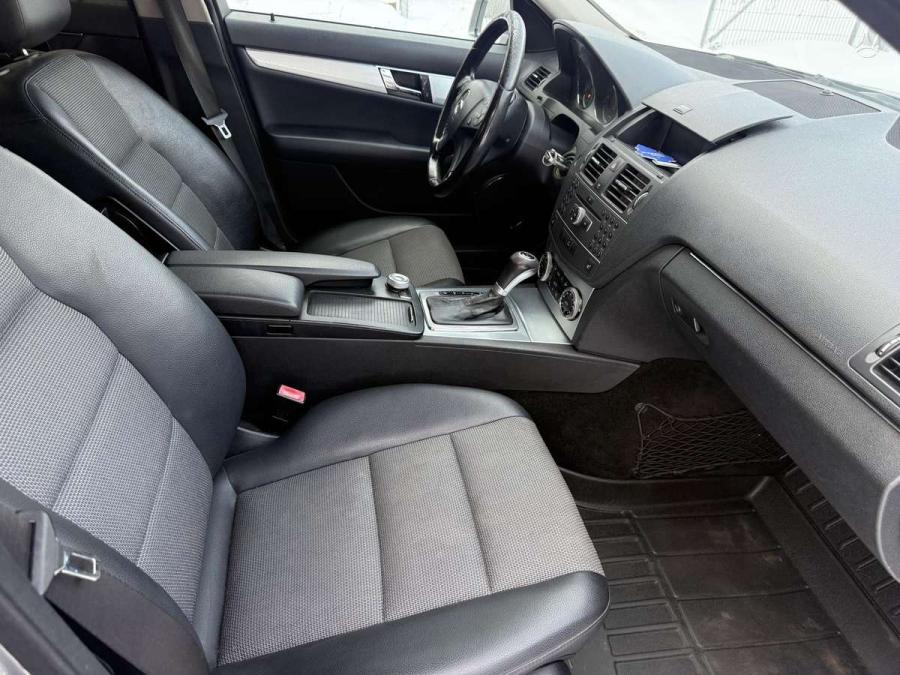 Grey Mercedes-Benz c-220 2009 in Vilnius, with an engine capacity of 2.15 L and mileage of 248 thousand km for 4200 €, photo 8 on AUTOMOTO.COM.LV