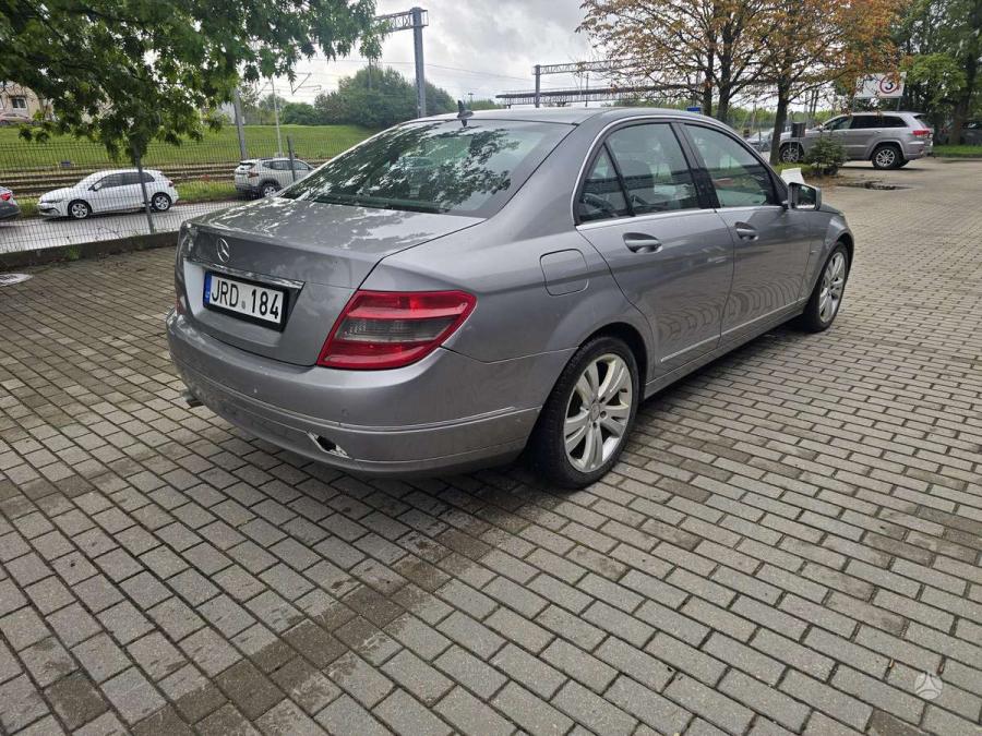 Pelēks Mercedes-Benz c-220 2009 Viļņa, ar dzinēja tilpumu 2.15 L un nobraukumu 345 tūkst. km par 2000 €, foto 3 vietnē AUTOMOTO.COM.LV