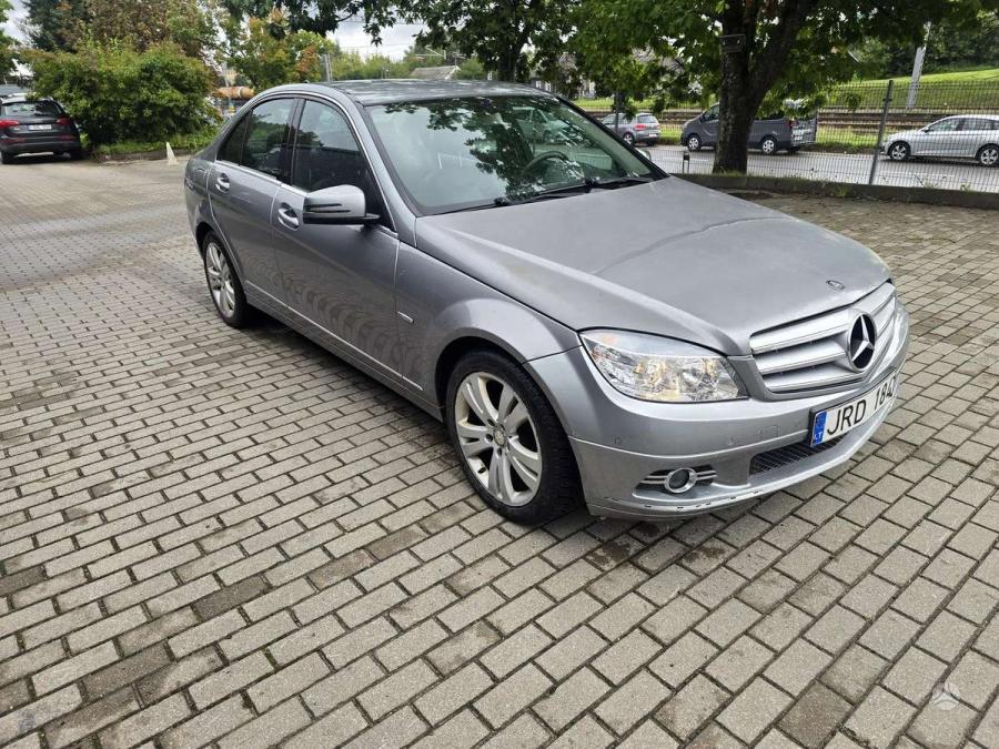 Pelēks Mercedes-Benz c-220 2009 Viļņa, ar dzinēja tilpumu 2.15 L un nobraukumu 345 tūkst. km par 2000 €, foto 5 vietnē AUTOMOTO.COM.LV