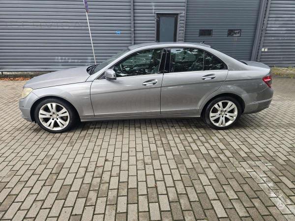 Mercedes-Benz c-220 2009 Viļņa vietnē Pelēks Mercedes-Benz c-220 2009 Viļņa, ar dzinēja tilpumu 2.15 L un nobraukumu 345 tūkst. km par 2000 €, foto 8 vietnē AUTOMOTO.COM.LV
