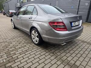 Pelēks Mercedes-Benz c-220 2009 Viļņa, ar dzinēja tilpumu 2.15 L un nobraukumu 345 tūkst. km par 2000 €, foto 9 vietnē AUTOMOTO.COM.LV
