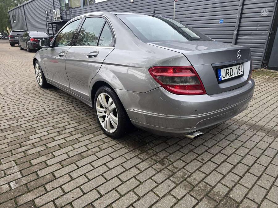 Pelēks Mercedes-Benz c-220 2009 Viļņa, ar dzinēja tilpumu 2.15 L un nobraukumu 345 tūkst. km par 2000 €, foto 9 vietnē AUTOMOTO.COM.LV