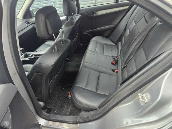Mercedes-Benz c-220 2009 Viļņa vietnē Pelēks Mercedes-Benz c-220 2009 Viļņa, ar dzinēja tilpumu 2.15 L un nobraukumu 345 tūkst. km par 2000 €, foto 11 vietnē AUTOMOTO.COM.LV