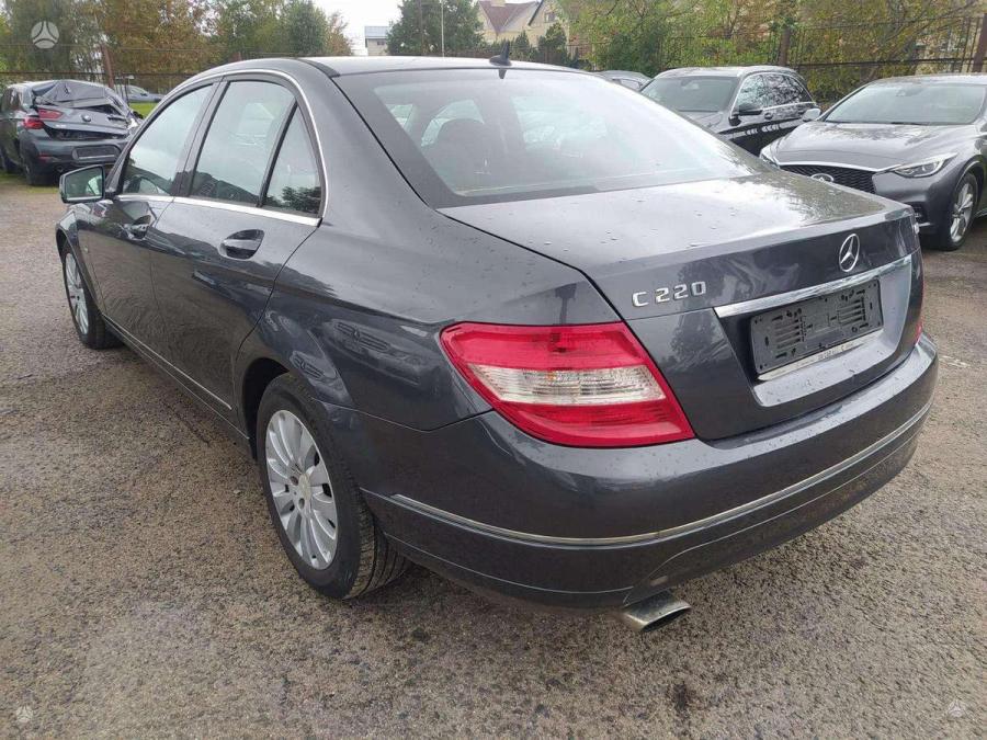 Grey Mercedes-Benz c-220 2010 in Panevezys, with an engine capacity of 2.15 L and mileage of 235 thousand km for 5900 €, photo 9 on AUTOMOTO.COM.LV