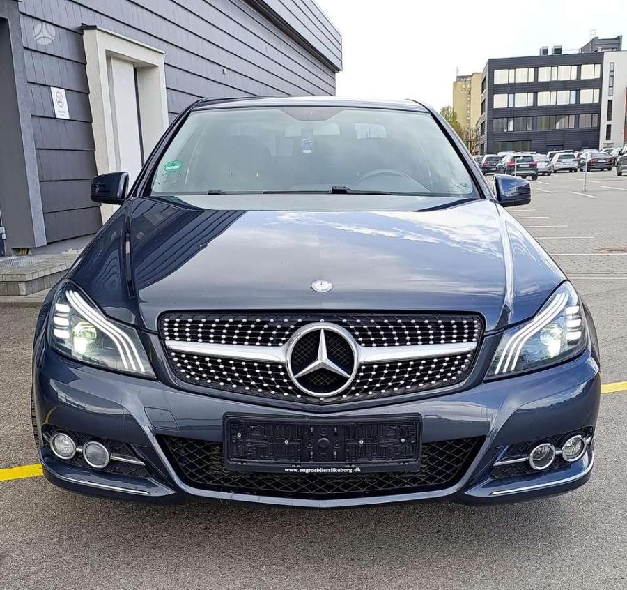 Pelēks Mercedes-Benz c-220 2013 Kauņa, ar dzinēja tilpumu 0.00 L un nobraukumu 263 tūkst. km par 5900 €, foto 3 vietnē AUTOMOTO.COM.LV