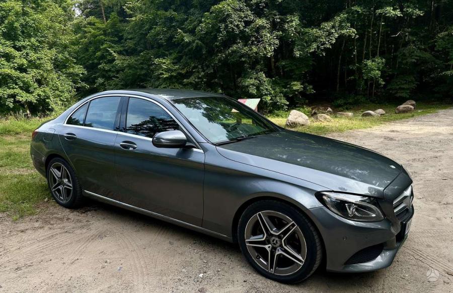 Grey Mercedes-Benz c-220 2017 in Vilnius, with an engine capacity of 0.00 L and mileage of 340 thousand km for 13500 €, photo 4 on AUTOMOTO.COM.LV