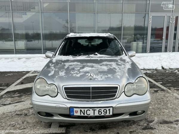 Pelēks Mercedes-Benz c-220 2002 Panevēža, ar dzinēja tilpumu 2.20 L un nobraukumu 400 tūkst. km par 950 €, foto 3 vietnē AUTOMOTO.COM.LV