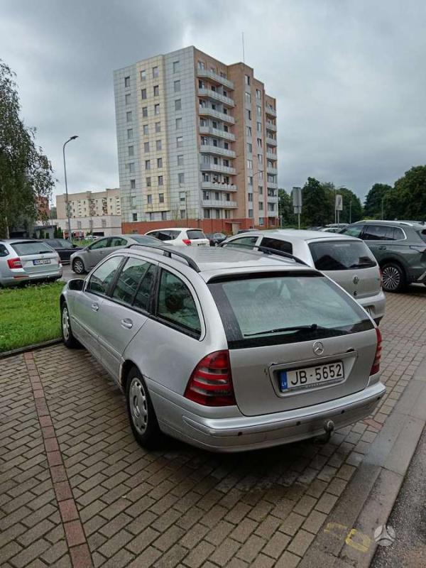 Pelēks Mercedes-Benz c-220 2003 Liepāja, ar dzinēja tilpumu 2.20 L un nobraukumu 347 tūkst. km par 1500 €, foto 2 vietnē AUTOMOTO.COM.LV