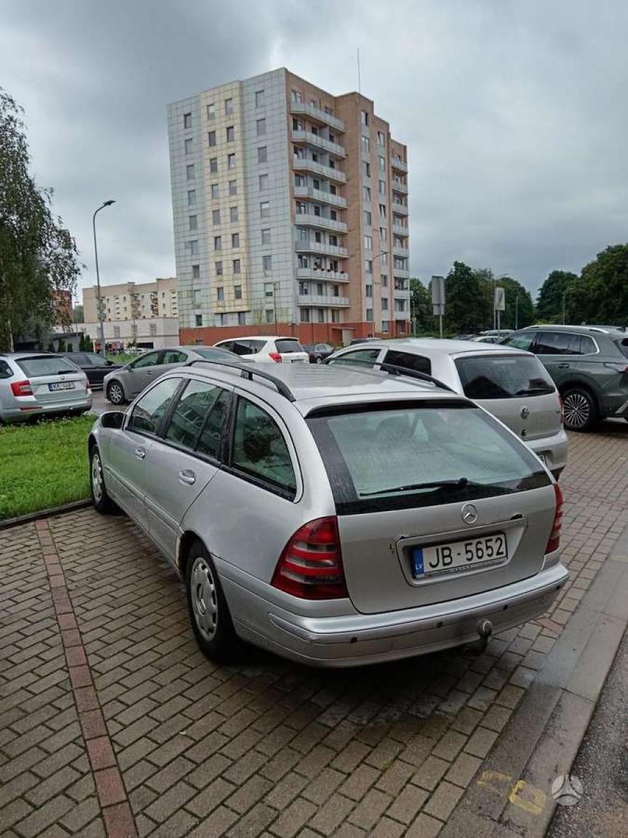 Pelēks Mercedes-Benz c-220 2003 Liepāja, ar dzinēja tilpumu 2.20 L un nobraukumu 347 tūkst. km par 1500 €, foto 2 vietnē AUTOMOTO.COM.LV