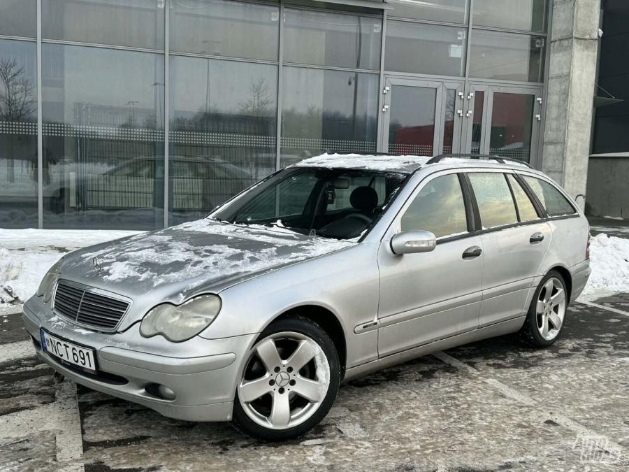 Pelēks Mercedes-Benz c-220 2003 Panevēža, ar dzinēja tilpumu 2.20 L un nobraukumu 400 tūkst. km par 970 €, foto 2 vietnē AUTOMOTO.COM.LV