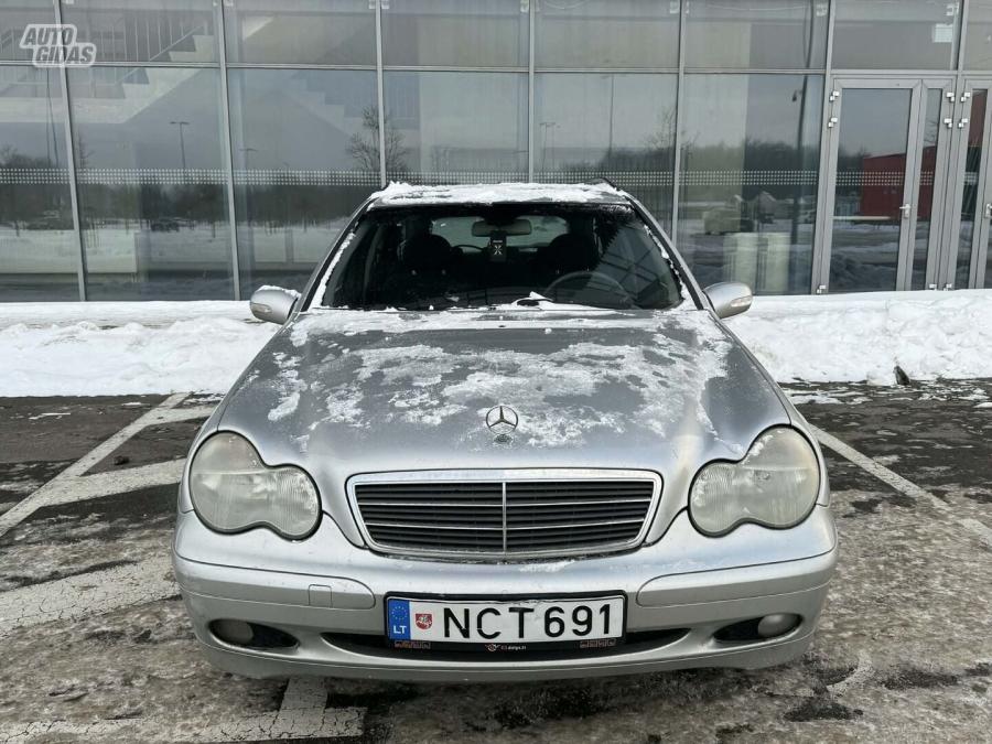 Pelēks Mercedes-Benz c-220 2003 Panevēža, ar dzinēja tilpumu 2.20 L un nobraukumu 400 tūkst. km par 970 €, foto 3 vietnē AUTOMOTO.COM.LV