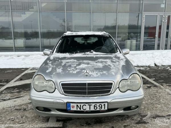 Pelēks Mercedes-Benz c-220 2003 Panevēža, ar dzinēja tilpumu 2.20 L un nobraukumu 400 tūkst. km par 970 €, foto 3 vietnē AUTOMOTO.COM.LV