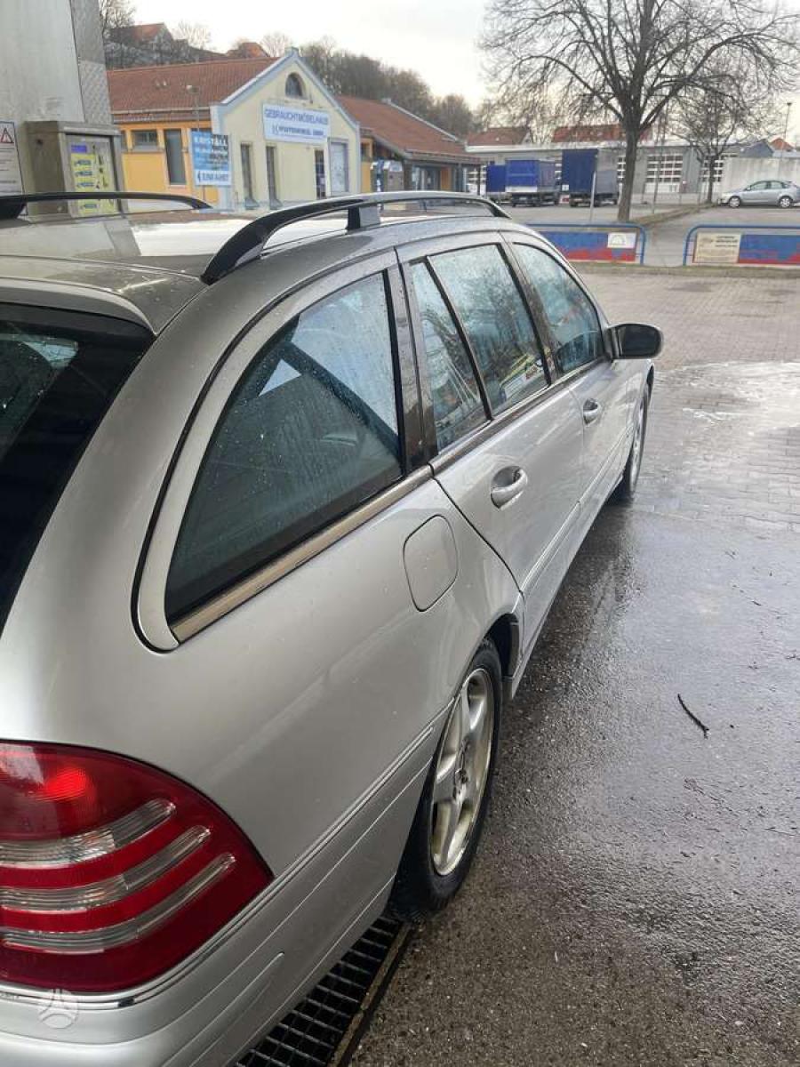 Pelēks Mercedes-Benz c-220 2003 Klaipėda, ar dzinēja tilpumu 2.20 L un nobraukumu 334 tūkst. km par 1800 €, foto 4 vietnē AUTOMOTO.COM.LV