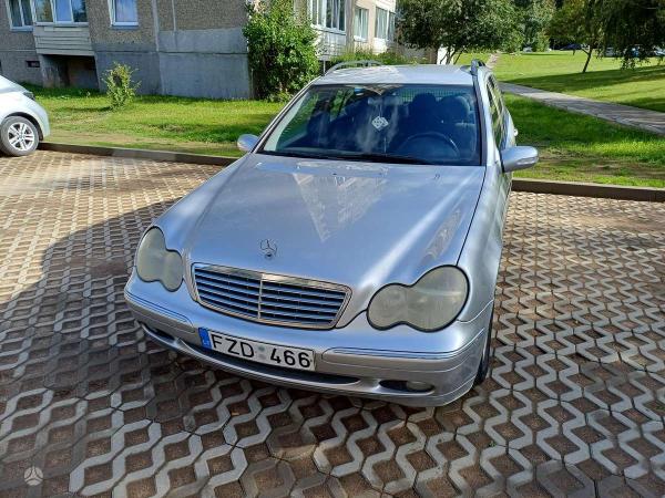 Grey Mercedes-Benz c-220 2003 in Vilnius, with an engine capacity of 2.15 L and mileage of 320 thousand km for 800 €, photo 1 on AUTOMOTO.COM.LV