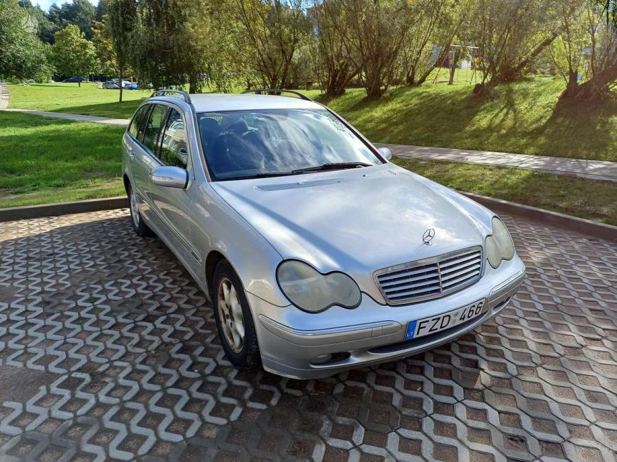Серый Мерседес Ц 220 2003 в Вильнюс, объемом двигателя 2.15 л и пробегом 320 тыс. км за 800 €, фото 3 на AUTOMOTO.COM.LV