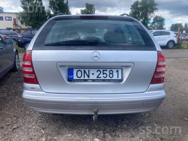 Pelēks Mercedes-Benz c-220 2004 Rīga, ar dzinēja tilpumu 2.20 L un nobraukumu 266 tūkst. km par 2850 €, foto 5 vietnē AUTOMOTO.COM.LV