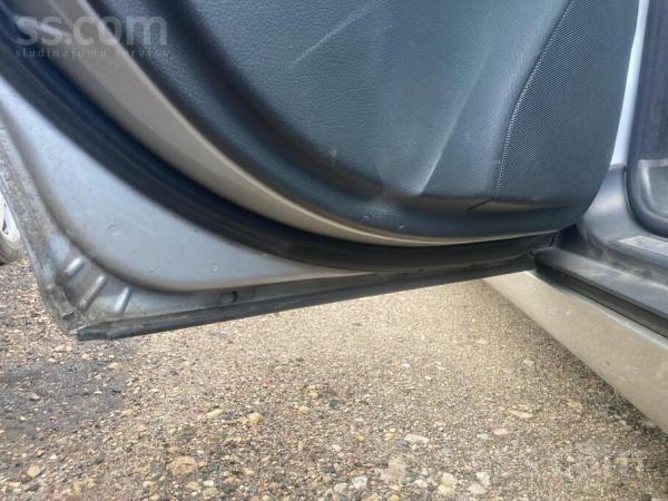 Pelēks Mercedes-Benz c-220 2004 Rīga, ar dzinēja tilpumu 2.20 L un nobraukumu 266 tūkst. km par 2850 €, foto 9 vietnē AUTOMOTO.COM.LV