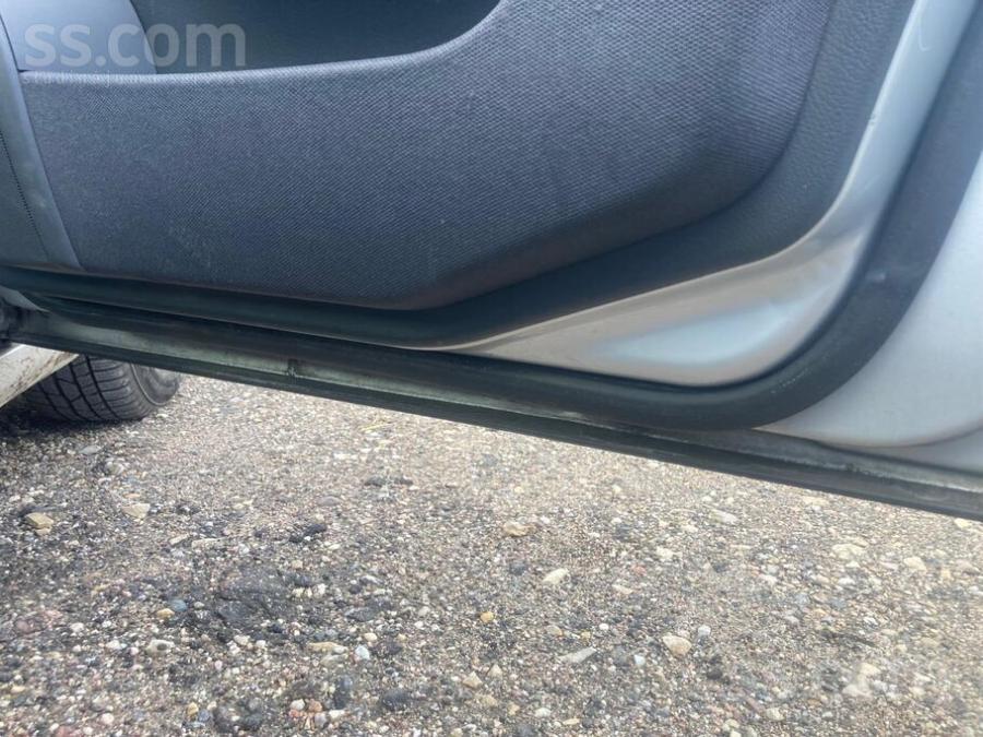 Pelēks Mercedes-Benz c-220 2004 Rīga, ar dzinēja tilpumu 2.20 L un nobraukumu 266 tūkst. km par 2850 €, foto 12 vietnē AUTOMOTO.COM.LV