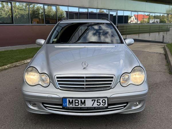 Grey Mercedes-Benz c-220 2005 in Vilnius, with an engine capacity of 2.20 L and mileage of 345 thousand km for 2100 €, photo 3 on AUTOMOTO.COM.LV