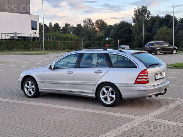 Серый Мерседес Ц 220 2005 в Рига, объемом двигателя 2.20 л и пробегом 361 тыс. км за 2500 €, фото 3 на AUTOMOTO.COM.LV