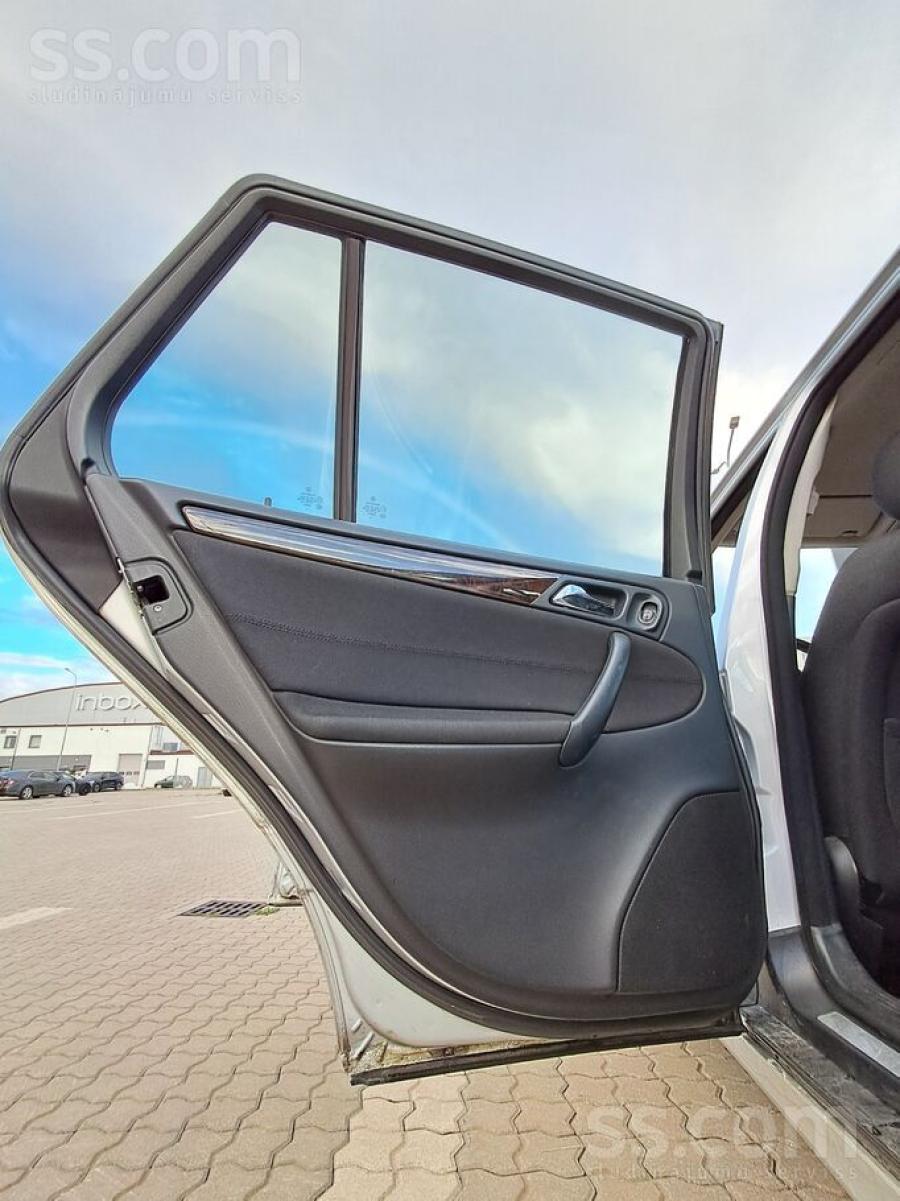 Pelēks Mercedes-Benz c-220 2005 Rīga, ar dzinēja tilpumu 2.20 L un nobraukumu 361 tūkst. km par 2500 €, foto 8 vietnē AUTOMOTO.COM.LV