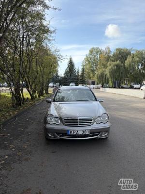 Серый Мерседес Ц 220 2005 в Клайпеда, объемом двигателя 2.20 л и пробегом 650 тыс. км за 1400 €, фото 4 на AUTOMOTO.COM.LV