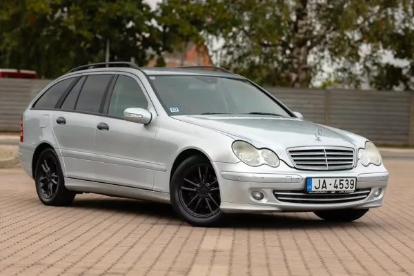 Grey Mercedes-Benz c-220 2006 in Jelgava, with an engine capacity of 2.20 L and mileage of 246 thousand km for 2590 €, photo 2 on AUTOMOTO.COM.LV