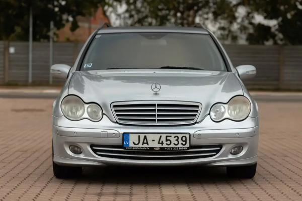 Grey Mercedes-Benz c-220 2006 in Jelgava, with an engine capacity of 2.20 L and mileage of 246 thousand km for 2590 €, photo 3 on AUTOMOTO.COM.LV