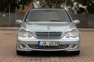 Серый Мерседес Ц 220 2006 в Елгава, объемом двигателя 2.20 л и пробегом 246 тыс. км за 2590 €, фото 4 на AUTOMOTO.COM.LV