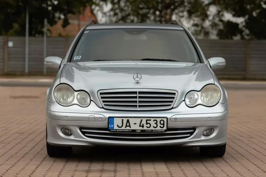 Серый Мерседес Ц 220 2006 в Елгава, объемом двигателя 2.20 л и пробегом 246 тыс. км за 2590 €, фото 4 на AUTOMOTO.COM.LV