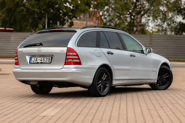 Grey Mercedes-Benz c-220 2006 in Jelgava, with an engine capacity of 2.20 L and mileage of 246 thousand km for 2590 €, photo 5 on AUTOMOTO.COM.LV