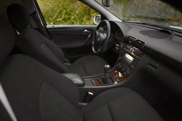 Grey Mercedes-Benz c-220 2006 in Jelgava, with an engine capacity of 2.20 L and mileage of 246 thousand km for 2590 €, photo 9 on AUTOMOTO.COM.LV