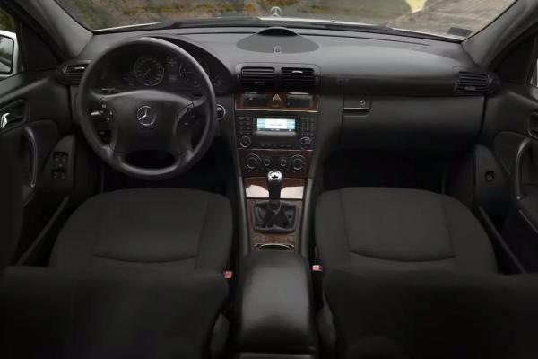 Grey Mercedes-Benz c-220 2006 in Jelgava, with an engine capacity of 2.20 L and mileage of 246 thousand km for 2590 €, photo 10 on AUTOMOTO.COM.LV