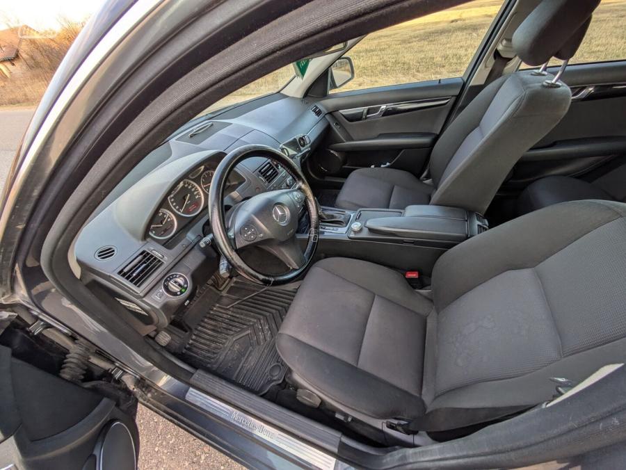Grey Mercedes-Benz c-220 2008 in Vilnius, with an engine capacity of 2.20 L and mileage of 288 thousand km for 3900 €, photo 12 on AUTOMOTO.COM.LV