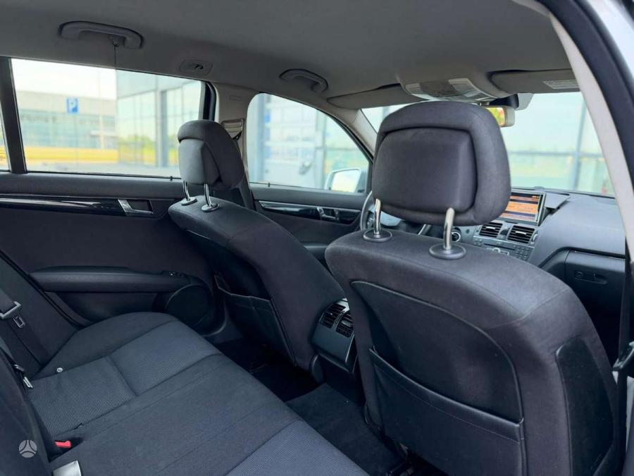 Pelēks Mercedes-Benz c-220 2008 Panevēža, ar dzinēja tilpumu 2.18 L un nobraukumu 323 tūkst. km par 4300 €, foto 22 vietnē AUTOMOTO.COM.LV