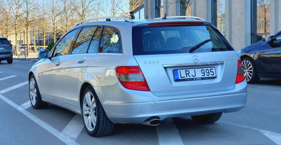 Pelēks Mercedes-Benz c-220 2009 Viļņa, ar dzinēja tilpumu 2.20 L un nobraukumu 400 tūkst. km par 2450 €, foto 4 vietnē AUTOMOTO.COM.LV