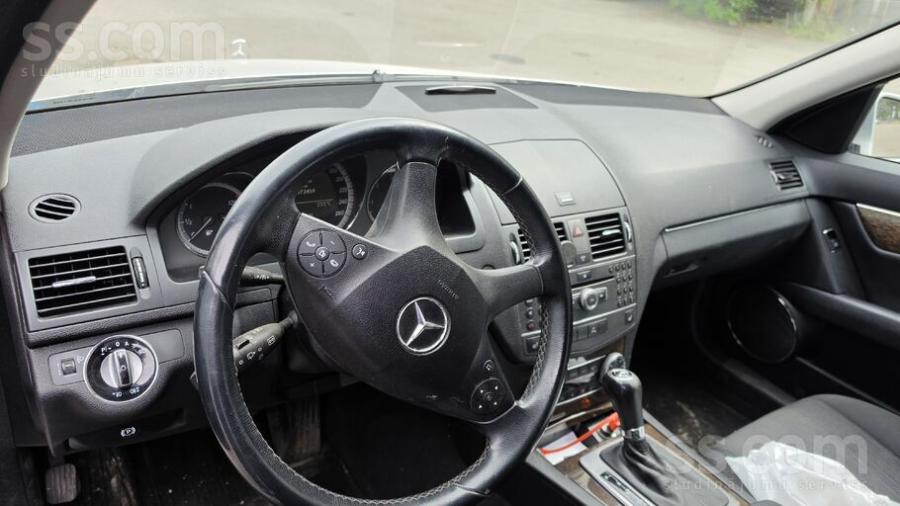 Pelēks Mercedes-Benz c-220 2009 Rīga, ar dzinēja tilpumu 2.20 L un nobraukumu 375 tūkst. km par 3100 €, foto 6 vietnē AUTOMOTO.COM.LV