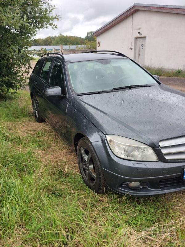 Pelēks Mercedes-Benz c-220 2010 Rīga, ar dzinēja tilpumu 2.20 L un nobraukumu 387 tūkst. km par 2000 €, foto 3 vietnē AUTOMOTO.COM.LV
