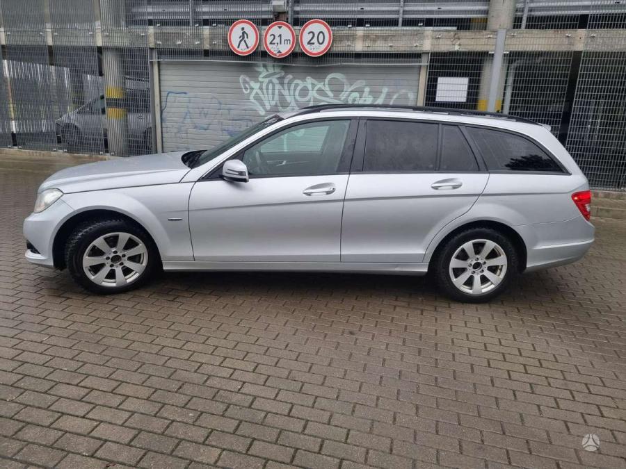 Pelēks Mercedes-Benz c-220 2011 Kauņa, ar dzinēja tilpumu 2.14 L un nobraukumu 365 tūkst. km par 4100 €, foto 3 vietnē AUTOMOTO.COM.LV