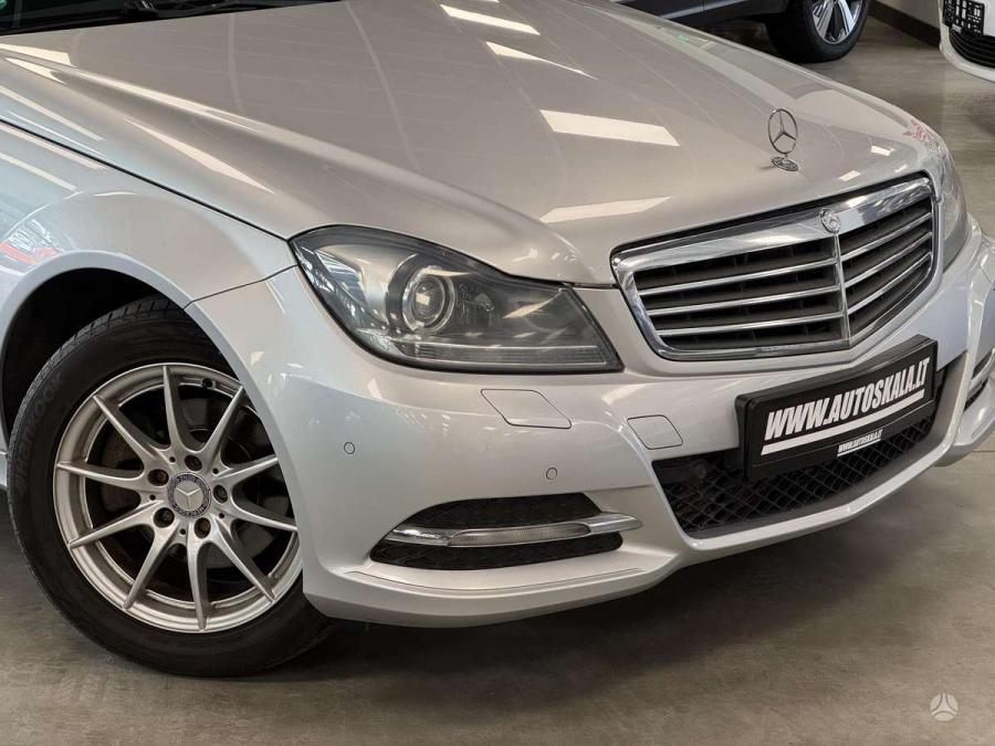 Серый Мерседес Ц 220 2011 в Клайпеда, объемом двигателя 2.20 л и пробегом 250 тыс. км за 7750 €, фото 4 на AUTOMOTO.COM.LV