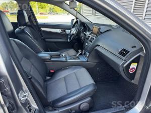 Pelēks Mercedes-Benz c-220 2011 Rīga, ar dzinēja tilpumu 2.20 L un nobraukumu 438 tūkst. km par 6200 €, foto 13 vietnē AUTOMOTO.COM.LV